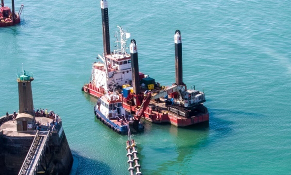 De Romein Group installs pipelines connecting offshore windfarms to the ...